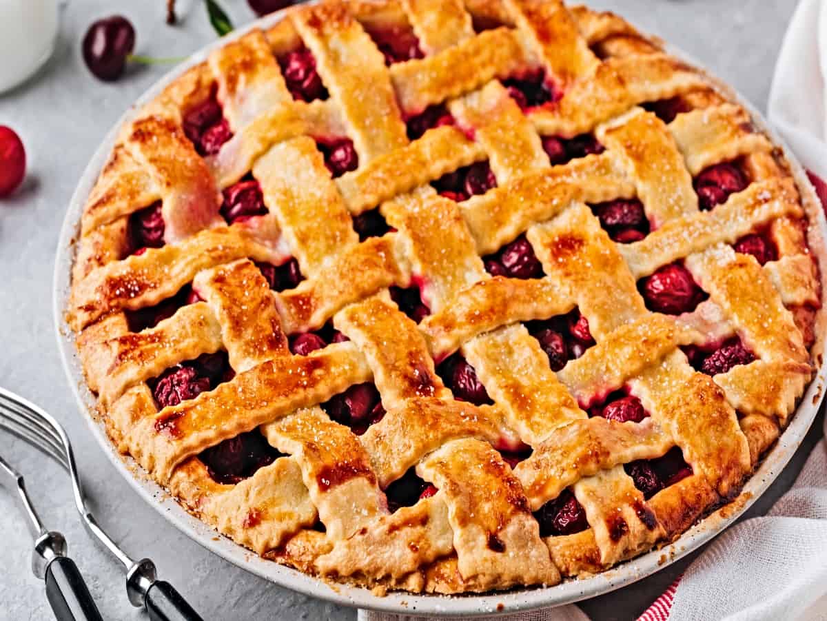Easy Cherry Pie (With Fresh Cherries) | Treat Dreams